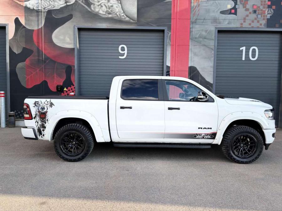 Balts Dodge RAM 2023 Kauņa, ar dzinēja tilpumu 5.70 L un nobraukumu 34 tūkst. km par 50820 €, foto 4 vietnē AUTOMOTO.COM.LV