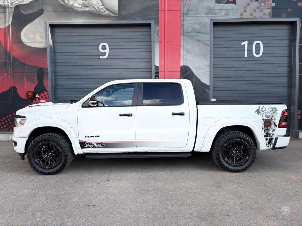 White Dodge RAM 2023 in Kaunas, with an engine capacity of 5.70 L and mileage of 34 thousand km for 50820 €, photo 5 on AUTOMOTO.COM.LV