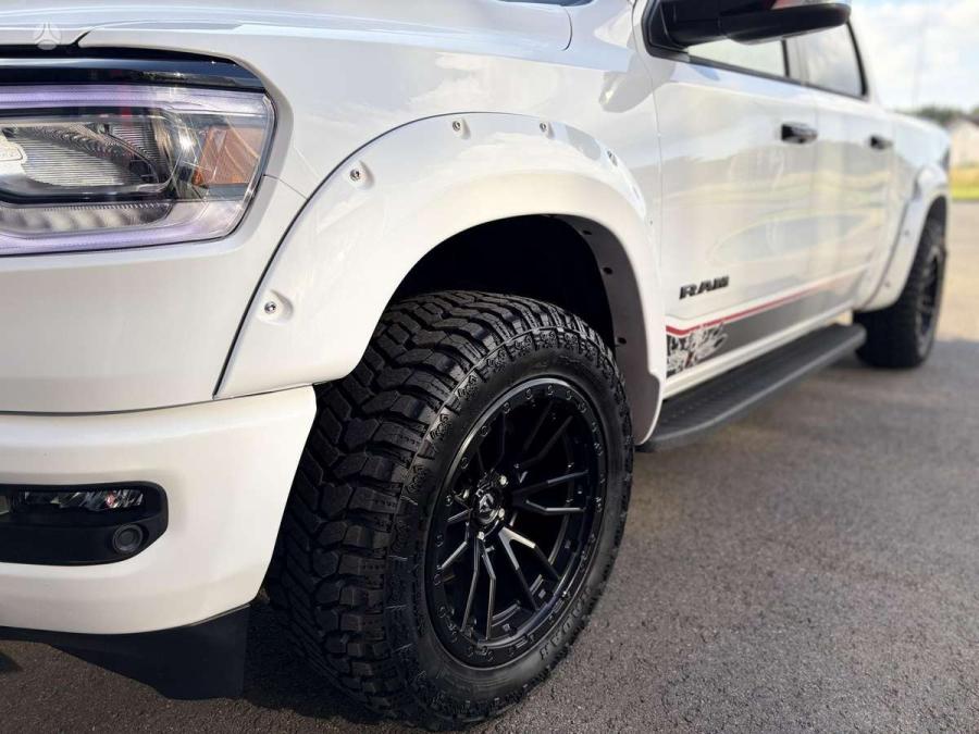 Balts Dodge RAM 2023 Kauņa, ar dzinēja tilpumu 5.70 L un nobraukumu 34 tūkst. km par 50820 €, foto 16 vietnē AUTOMOTO.COM.LV