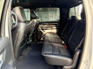 Balts Dodge RAM 2023 Kauņa, ar dzinēja tilpumu 5.70 L un nobraukumu 34 tūkst. km par 50820 €, foto 20 vietnē AUTOMOTO.COM.LV