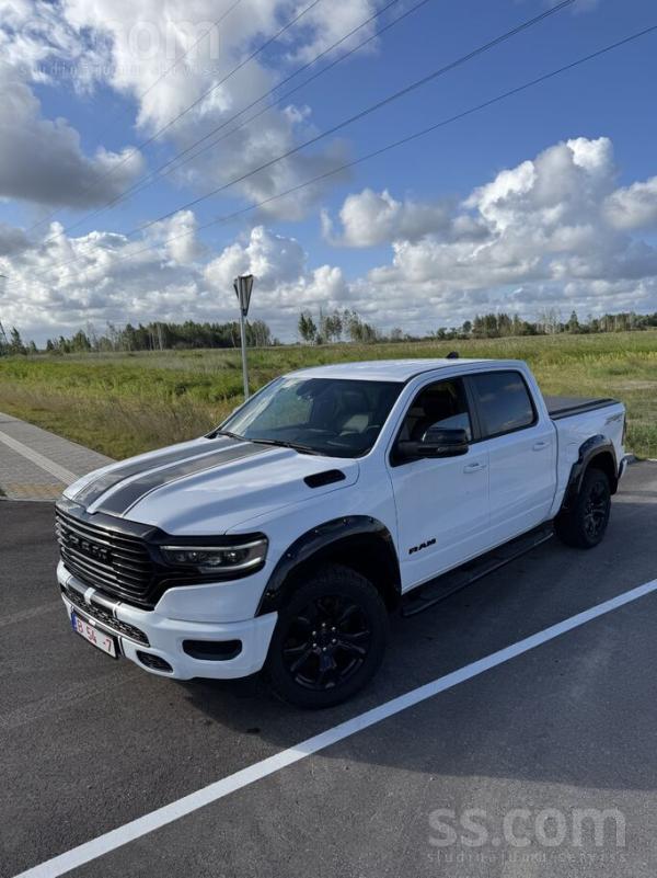 Balts Dodge RAM 2023 Liepāja, ar dzinēja tilpumu 5.70 L un nobraukumu 23 tūkst. km par 47900 €, foto 2 vietnē AUTOMOTO.COM.LV