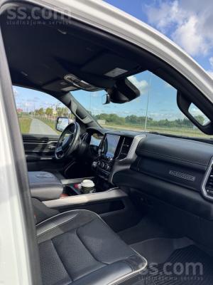 Balts Dodge RAM 2023 Liepāja, ar dzinēja tilpumu 5.70 L un nobraukumu 23 tūkst. km par 47900 €, foto 17 vietnē AUTOMOTO.COM.LV