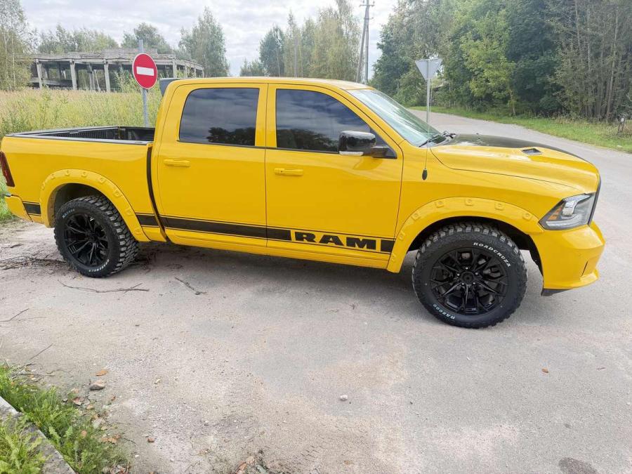 Dzeltens Dodge RAM 2016 Plungė, ar dzinēja tilpumu 5.70 L un nobraukumu 131 tūkst. km par 31460 €, foto 4 vietnē AUTOMOTO.COM.LV