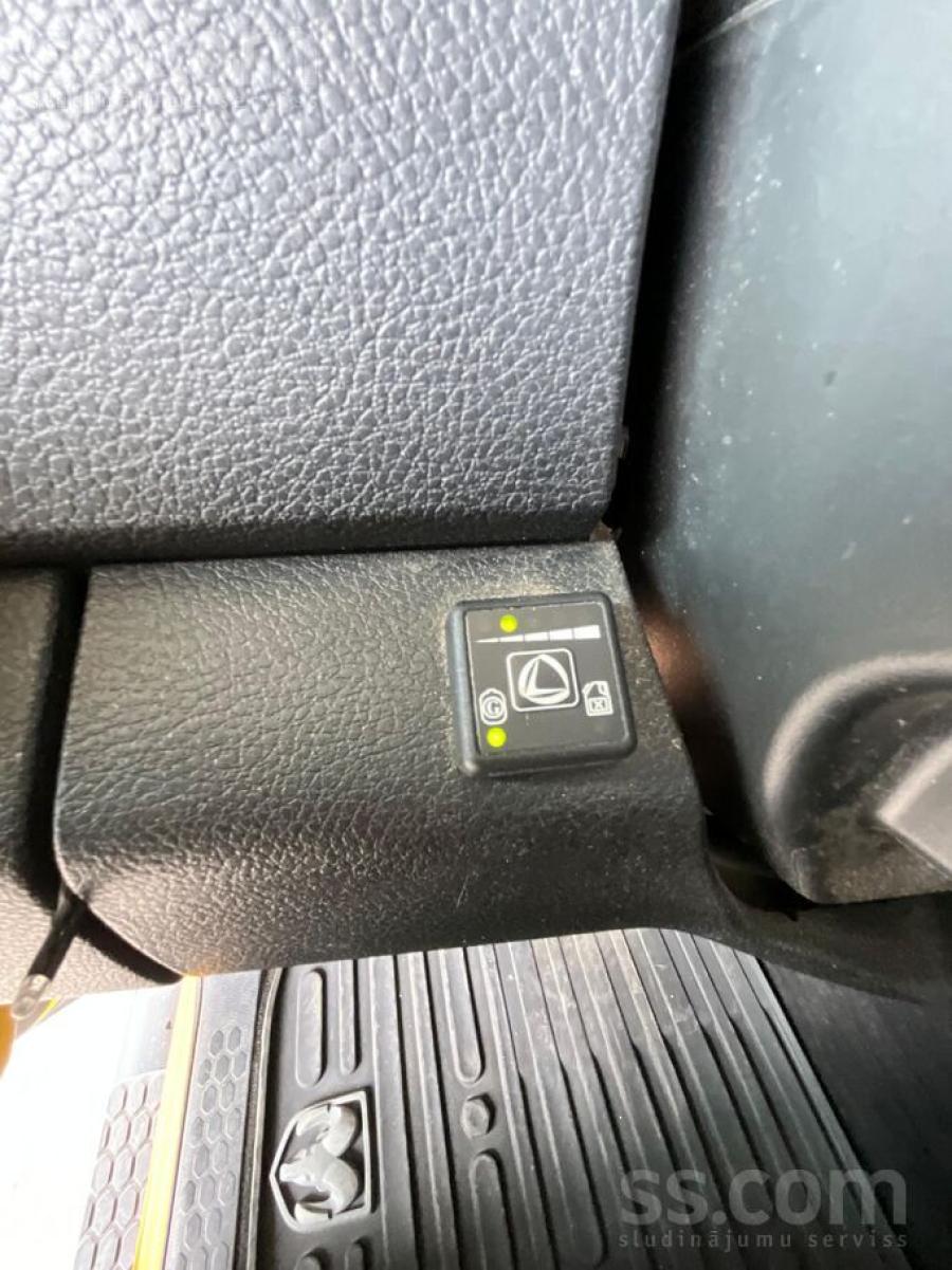 Yellow Dodge RAM 2016 in Riga, with an engine capacity of 5.70 L and mileage of 185 thousand km for 34200 €, photo 26 on AUTOMOTO.COM.LV