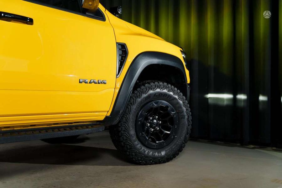 Yellow Dodge RAM 2023 in Vilnius, with an engine capacity of 6.16 L and mileage of 16 thousand km for 119999 €, photo 18 on AUTOMOTO.COM.LV