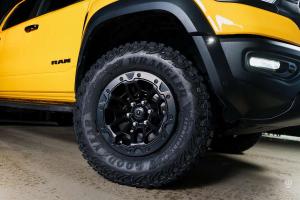 Yellow Dodge RAM 2023 in Vilnius, with an engine capacity of 6.16 L and mileage of 16 thousand km for 119999 €, photo 23 on AUTOMOTO.COM.LV