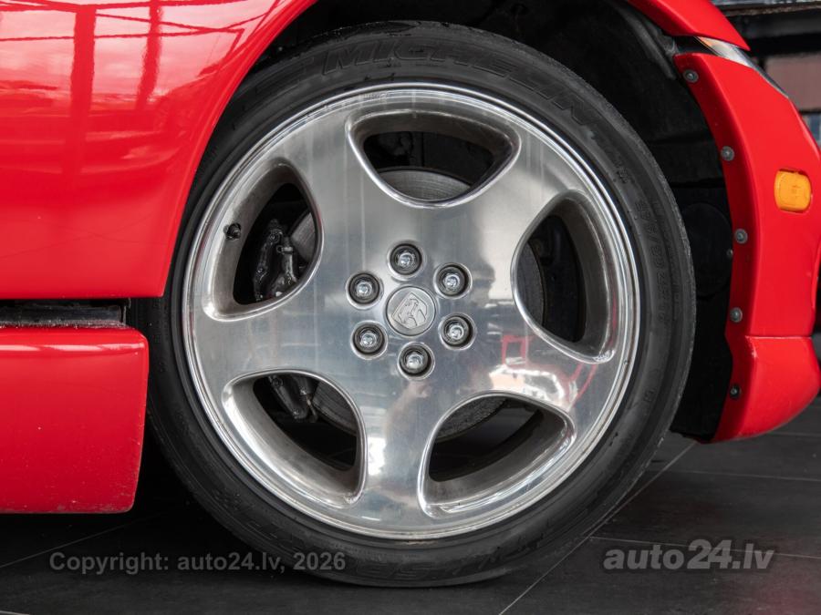 Red Dodge Viper 2000 in Tallinn, with an engine capacity of 8.00 L and mileage of 39 thousand km for 52900 €, photo 6 on AUTOMOTO.COM.LV