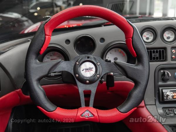 Red Dodge Viper 2000 in Tallinn, with an engine capacity of 8.00 L and mileage of 39 thousand km for 52900 €, photo 9 on AUTOMOTO.COM.LV