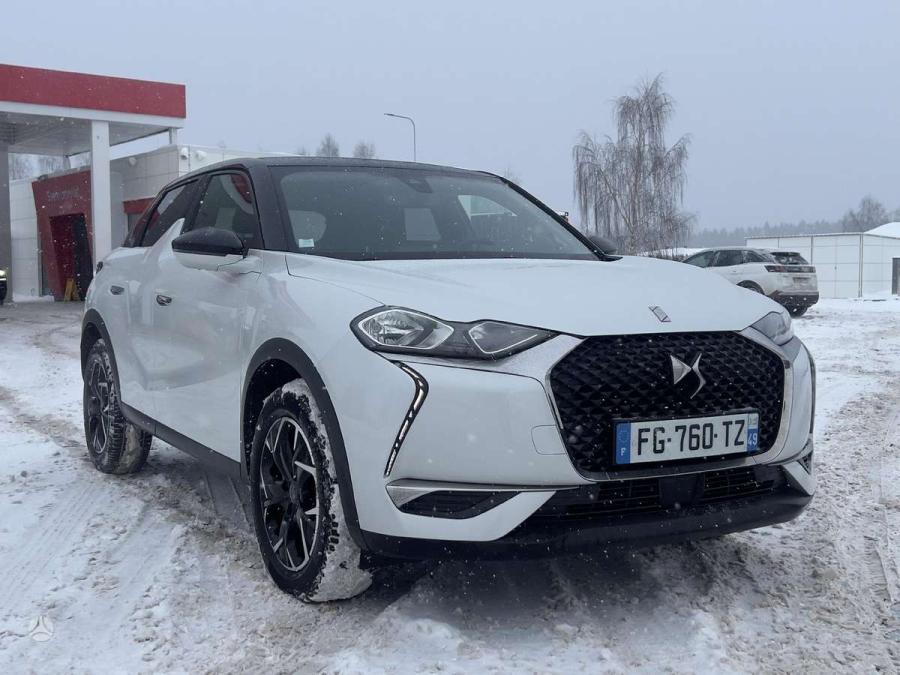 White DS 3-crossback 2019 in Taurage, with an engine capacity of 1.20 L and mileage of 134 thousand km for 10300 €, photo 1 on AUTOMOTO.COM.LV