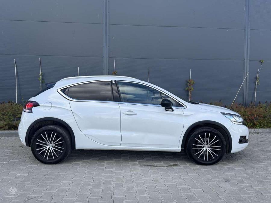 White DS 4-crossback 2017 in Vilnius, with an engine capacity of 1.56 L and mileage of 209 thousand km for 7999 €, photo 3 on AUTOMOTO.COM.LV