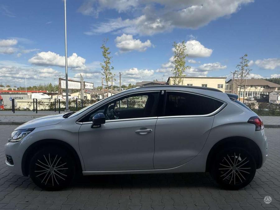 White DS 4-crossback 2017 in Vilnius, with an engine capacity of 1.56 L and mileage of 209 thousand km for 7999 €, photo 6 on AUTOMOTO.COM.LV