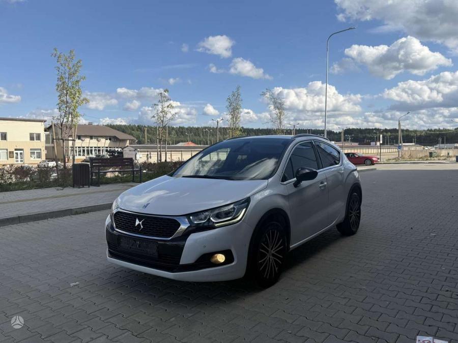 White DS 4-crossback 2017 in Vilnius, with an engine capacity of 1.56 L and mileage of 209 thousand km for 7999 €, photo 7 on AUTOMOTO.COM.LV