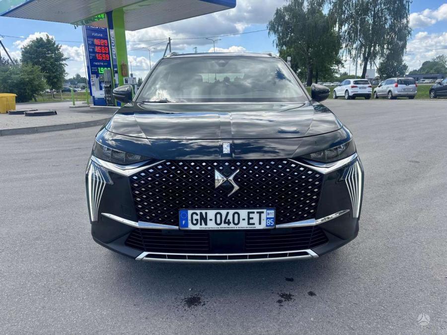 Black DS 7 2023 in Taurage, with an engine capacity of 1.50 L and mileage of 190 thousand km for 19400 €, photo 3 on AUTOMOTO.COM.LV