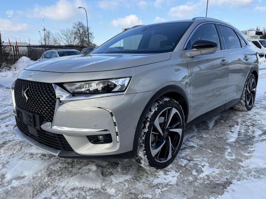 Grey DS 7 Crossback 2021 in Vilnius, with an engine capacity of 1.60 L and mileage of 60 thousand km for 25700 €, photo 1 on AUTOMOTO.COM.LV