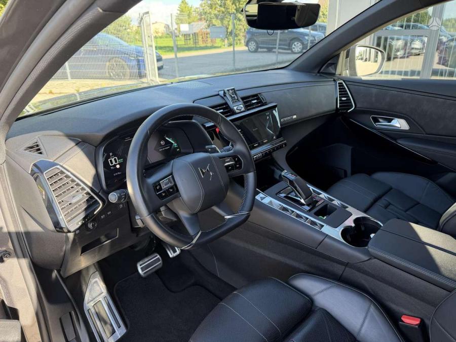 Grey DS 7 Crossback 2021 in Siauliai, with an engine capacity of 1.60 L and mileage of 62 thousand km for 23990 €, photo 14 on AUTOMOTO.COM.LV