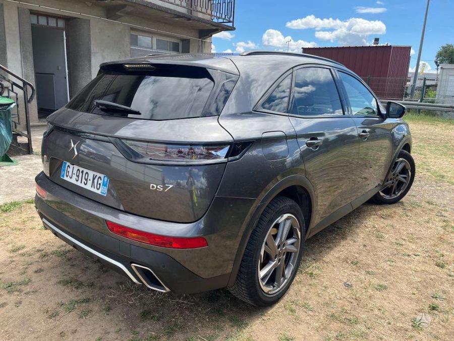 Grey DS 7 Crossback 2022 in Vilnius, with an engine capacity of 1.60 L and mileage of 103 thousand km for 20449 €, photo 3 on AUTOMOTO.COM.LV