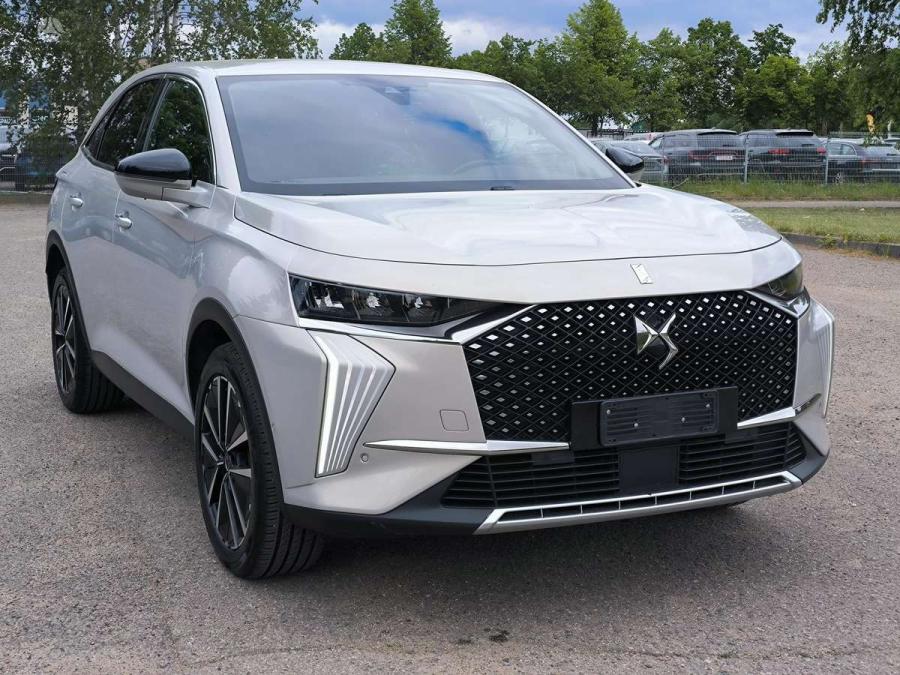 Grey DS 7 Crossback 2023 in Siauliai, with an engine capacity of 1.50 L and mileage of 153 thousand km for 18200 €, photo 3 on AUTOMOTO.COM.LV