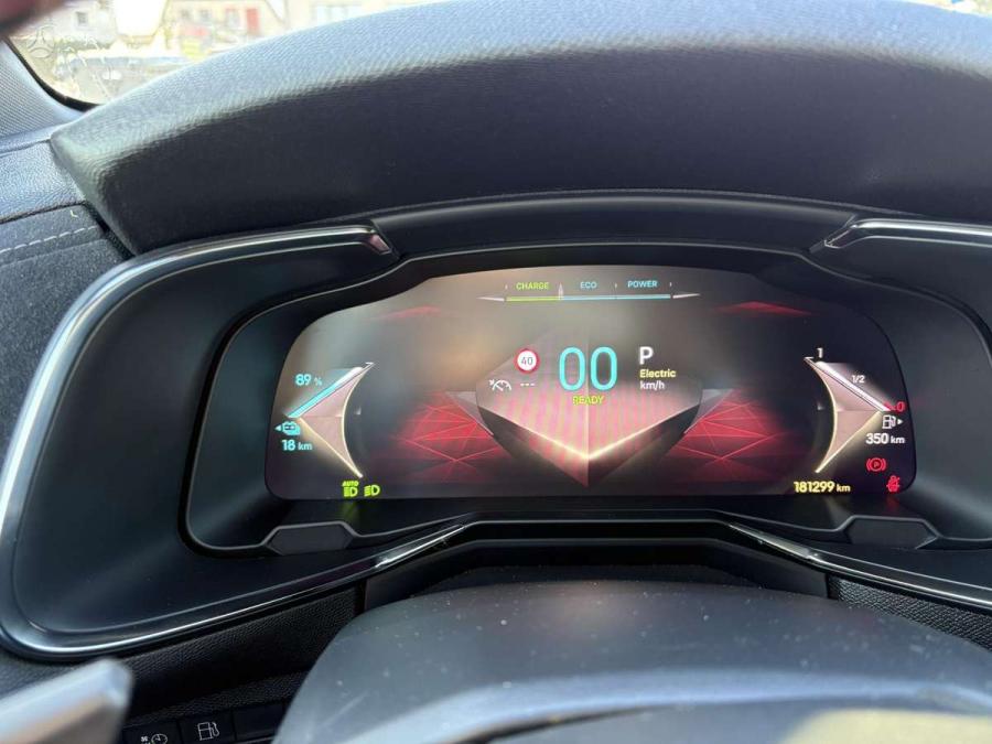 Grey DS 7 2023 in Taurage, with an engine capacity of 1.60 L and mileage of 182 thousand km for 24500 €, photo 12 on AUTOMOTO.COM.LV