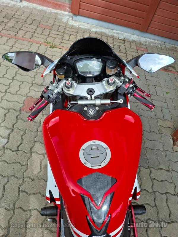 Red Ducati 848 2013 in Tallinn, with an engine capacity of 0.85 L and mileage of 2 thousand km for 7500 €, photo 5 on AUTOMOTO.COM.LV