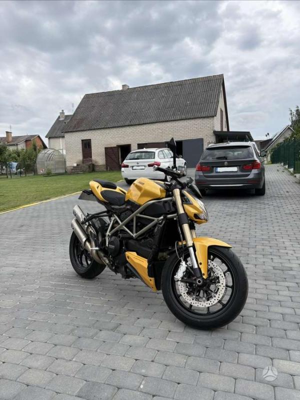 Yellow Ducati 848 2011 in Kaunas, with an engine capacity of 0.85 L and mileage of 15 thousand km for 6500 €, photo 2 on AUTOMOTO.COM.LV