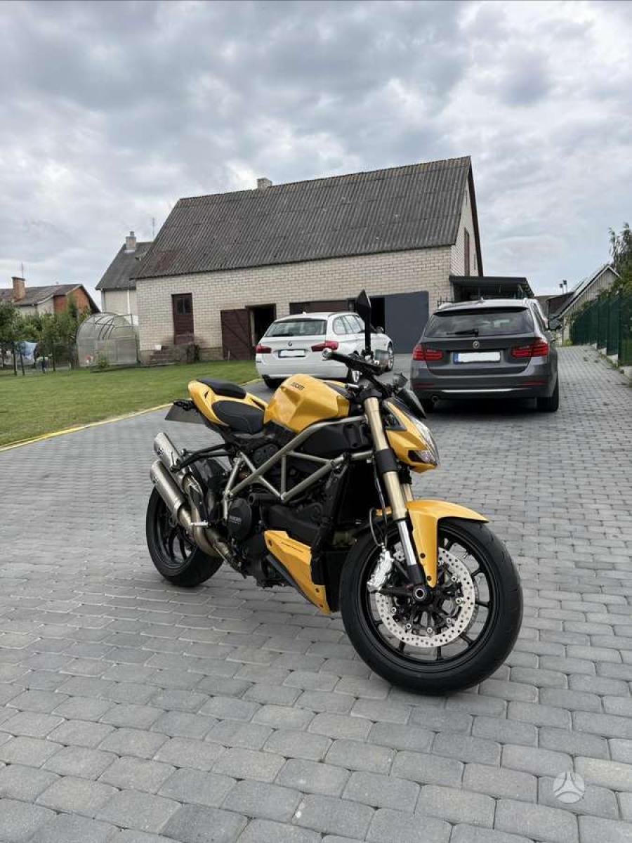 Yellow Ducati 848 2011 in Kaunas, with an engine capacity of 0.85 L and mileage of 15 thousand km for 6500 €, photo 3 on AUTOMOTO.COM.LV