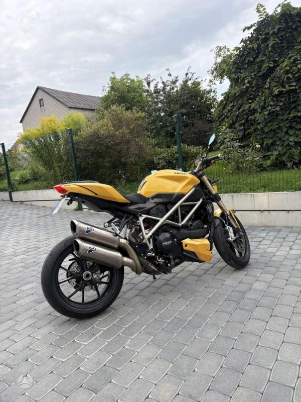 Yellow Ducati 848 2011 in Kaunas, with an engine capacity of 0.85 L and mileage of 15 thousand km for 6500 €, photo 3 on AUTOMOTO.COM.LV