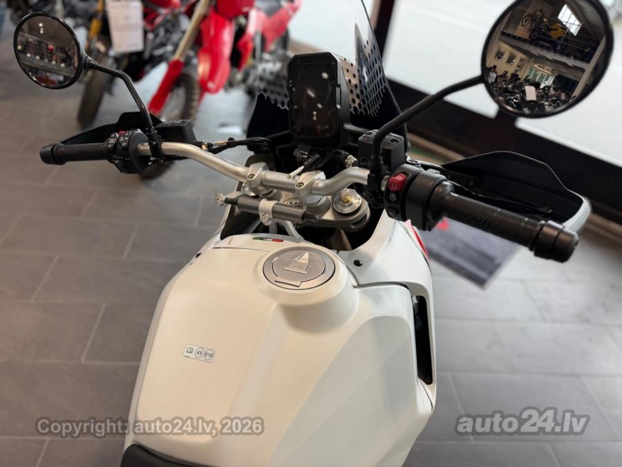 White Ducati Desert X 2022 in Tallinn, with an engine capacity of 0.94 L and mileage of 5 thousand km for 11490 €, photo 6 on AUTOMOTO.COM.LV