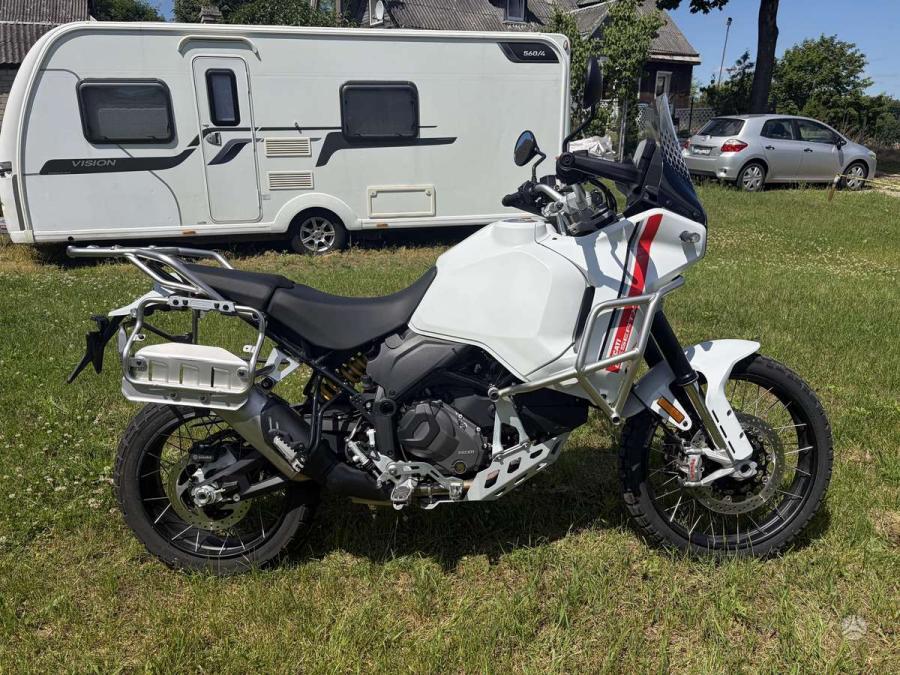 White Ducati Desert X 2022 in Vilnius, with an engine capacity of 0.94 L and mileage of 20 thousand km for 10500 €, photo 4 on AUTOMOTO.COM.LV