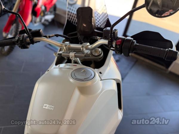 Balts Ducati Desert X 2023 Tallina, ar dzinēja tilpumu 0.94 L un nobraukumu 4 tūkst. km par 12990 €, foto 9 vietnē AUTOMOTO.COM.LV