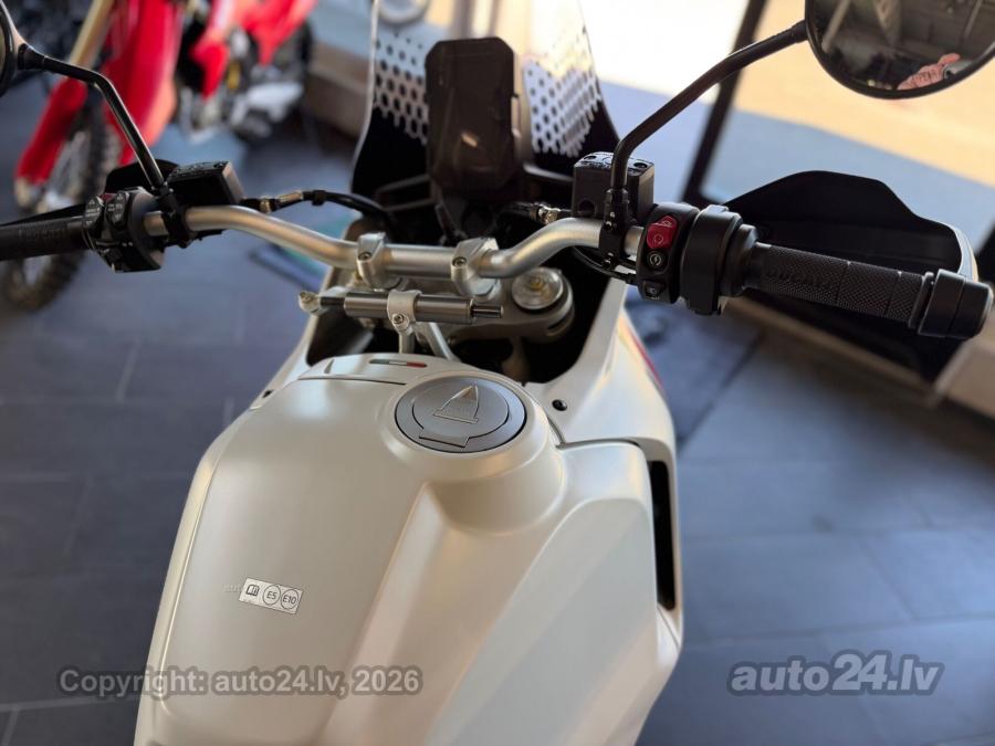 Balts Ducati Desert X 2023 Tallina, ar dzinēja tilpumu 0.94 L un nobraukumu 4 tūkst. km par 12990 €, foto 10 vietnē AUTOMOTO.COM.LV