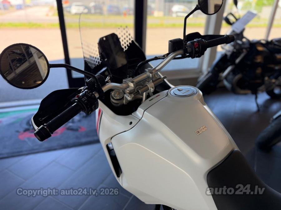 Balts Ducati Desert X 2023 Tallina, ar dzinēja tilpumu 0.94 L un nobraukumu 4 tūkst. km par 12990 €, foto 18 vietnē AUTOMOTO.COM.LV