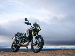 Balts Ducati Desert X 2026 Viļņa, ar dzinēja tilpumu 0.89 L un nobraukumu 0 tūkst. km par 18260 €, foto  vietnē AUTOMOTO.COM.LV