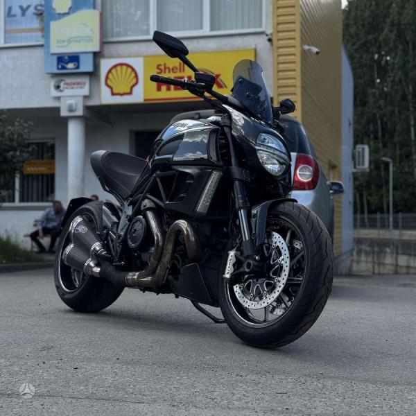 Melns Ducati Diavel 2012 Viļņa, ar dzinēja tilpumu 1.20 L un nobraukumu 54 tūkst. km par 8499 €, foto 1 vietnē AUTOMOTO.COM.LV
