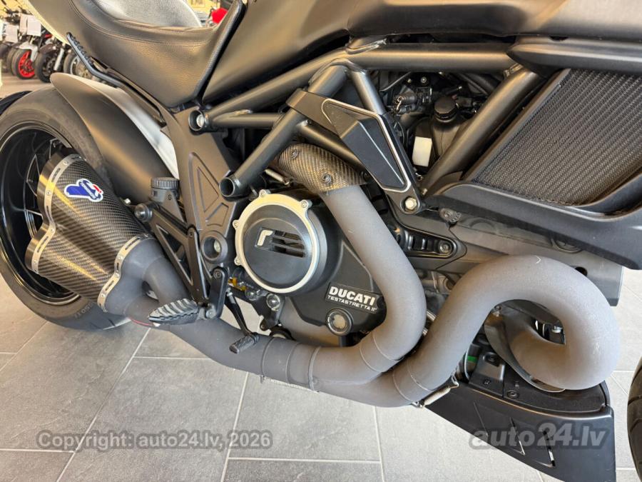 Melns Ducati Diavel 2015 Tallina, ar dzinēja tilpumu 1.20 L un nobraukumu 9 tūkst. km par 10490 €, foto 4 vietnē AUTOMOTO.COM.LV
