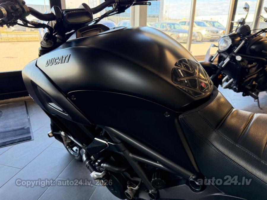 Melns Ducati Diavel 2015 Tallina, ar dzinēja tilpumu 1.20 L un nobraukumu 9 tūkst. km par 10490 €, foto 14 vietnē AUTOMOTO.COM.LV