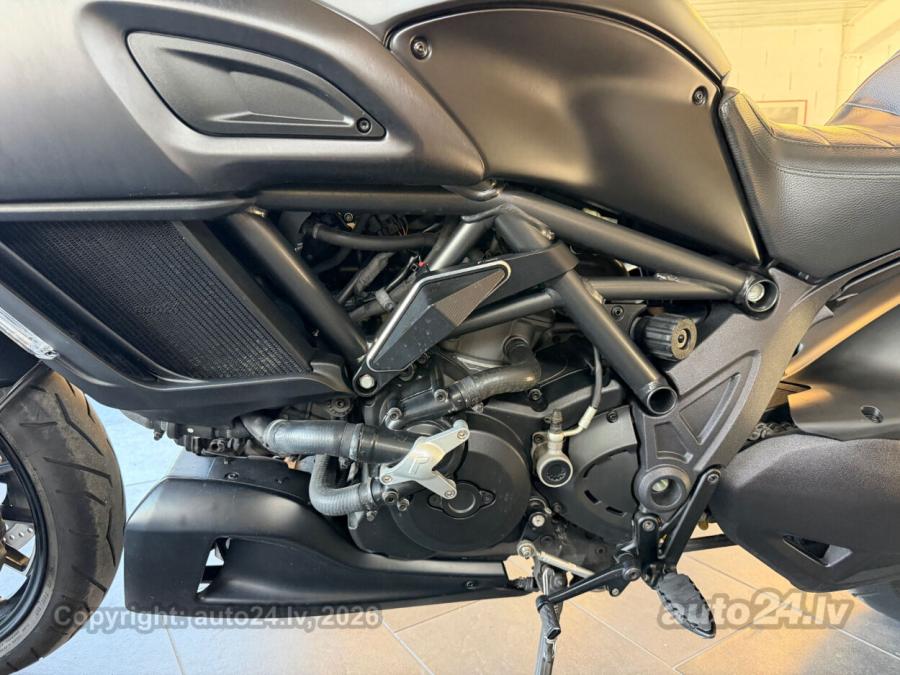 Melns Ducati Diavel 2015 Tallina, ar dzinēja tilpumu 1.20 L un nobraukumu 9 tūkst. km par 10490 €, foto 16 vietnē AUTOMOTO.COM.LV