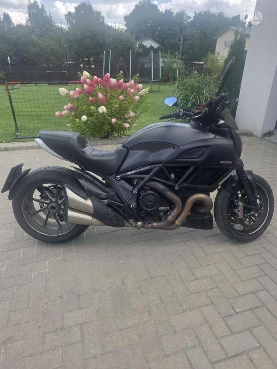 Black Ducati Diavel 2015 in Vilnius, with an engine capacity of 1.20 L and mileage of 24 thousand km for 8900 €, photo 1 on AUTOMOTO.COM.LV