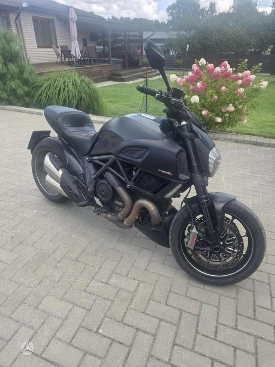 Black Ducati Diavel 2015 in Vilnius, with an engine capacity of 1.20 L and mileage of 24 thousand km for 8900 €, photo 3 on AUTOMOTO.COM.LV