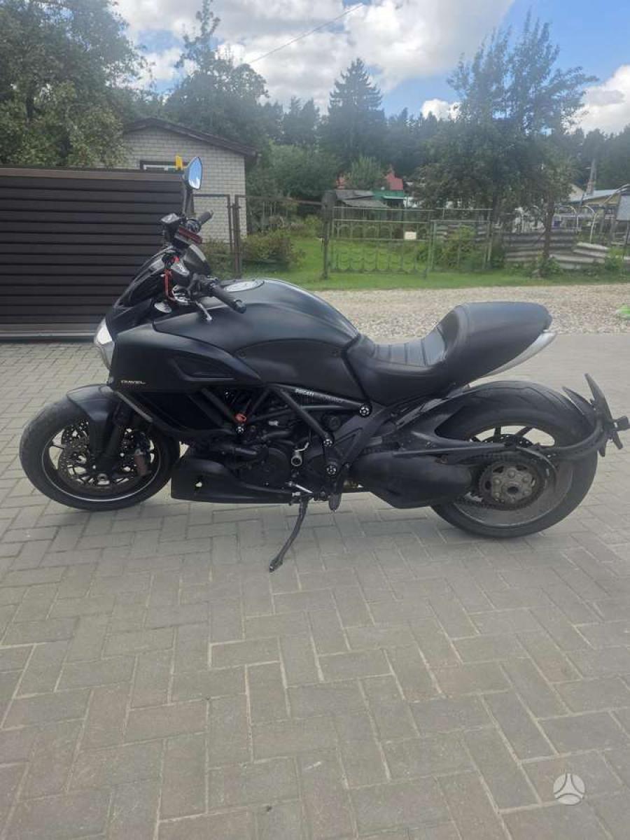 Black Ducati Diavel 2015 in Vilnius, with an engine capacity of 1.20 L and mileage of 24 thousand km for 8900 €, photo 4 on AUTOMOTO.COM.LV