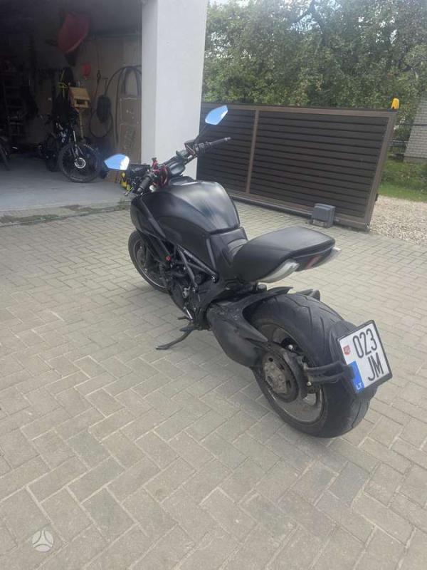 Черный Дукати Diavel 2015 в Вильнюс, объемом двигателя 1.20 л и пробегом 24 тыс. км за 8900 €, фото 5 на AUTOMOTO.COM.LV