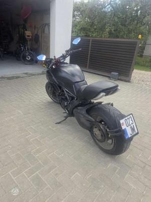 Black Ducati Diavel 2015 in Vilnius, with an engine capacity of 1.20 L and mileage of 24 thousand km for 8900 €, photo 5 on AUTOMOTO.COM.LV