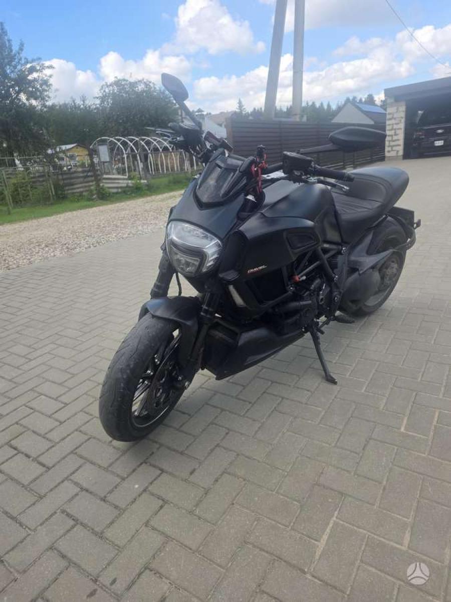 Black Ducati Diavel 2015 in Vilnius, with an engine capacity of 1.20 L and mileage of 24 thousand km for 8900 €, photo 6 on AUTOMOTO.COM.LV