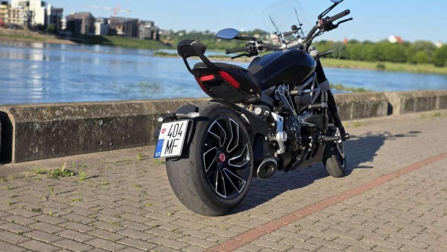 Black Ducati Diavel 2016 in Kaunas, with an engine capacity of 1.26 L and mileage of 21 thousand km for 13600 €, photo 6 on AUTOMOTO.COM.LV