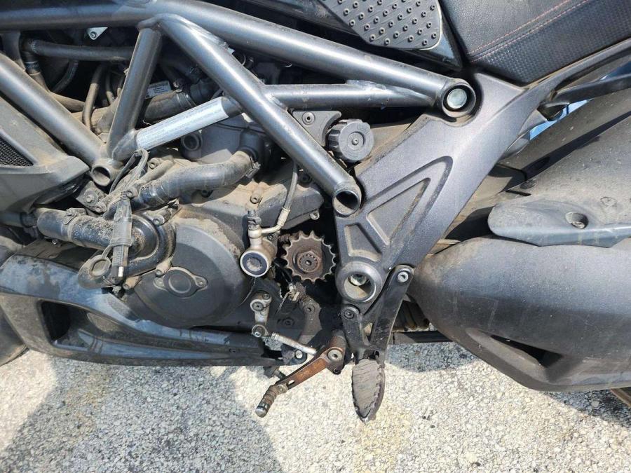 Ducati Diavel 2012 in Klaipeda, with an engine capacity of 0.00 L and mileage of 24 thousand km for 4800 €, photo 6 on AUTOMOTO.COM.LV