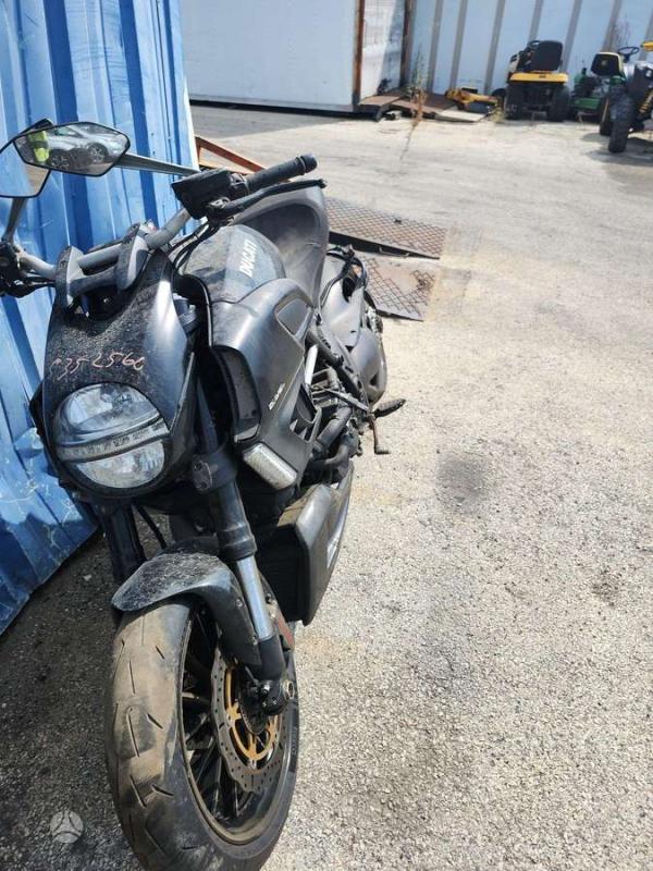 Ducati Diavel 2012 in Klaipeda, with an engine capacity of 0.00 L and mileage of 24 thousand km for 4800 €, photo 9 on AUTOMOTO.COM.LV