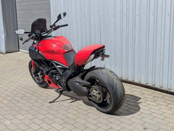 Sarkans Ducati Diavel 2020 Kauņa, ar dzinēja tilpumu 1.20 L un nobraukumu 36 tūkst. km par 8500 €, foto 3 vietnē AUTOMOTO.COM.LV