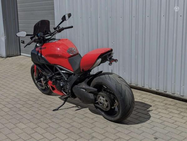 Sarkans Ducati Diavel 2020 Kauņa, ar dzinēja tilpumu 1.20 L un nobraukumu 36 tūkst. km par 8500 €, foto 4 vietnē AUTOMOTO.COM.LV