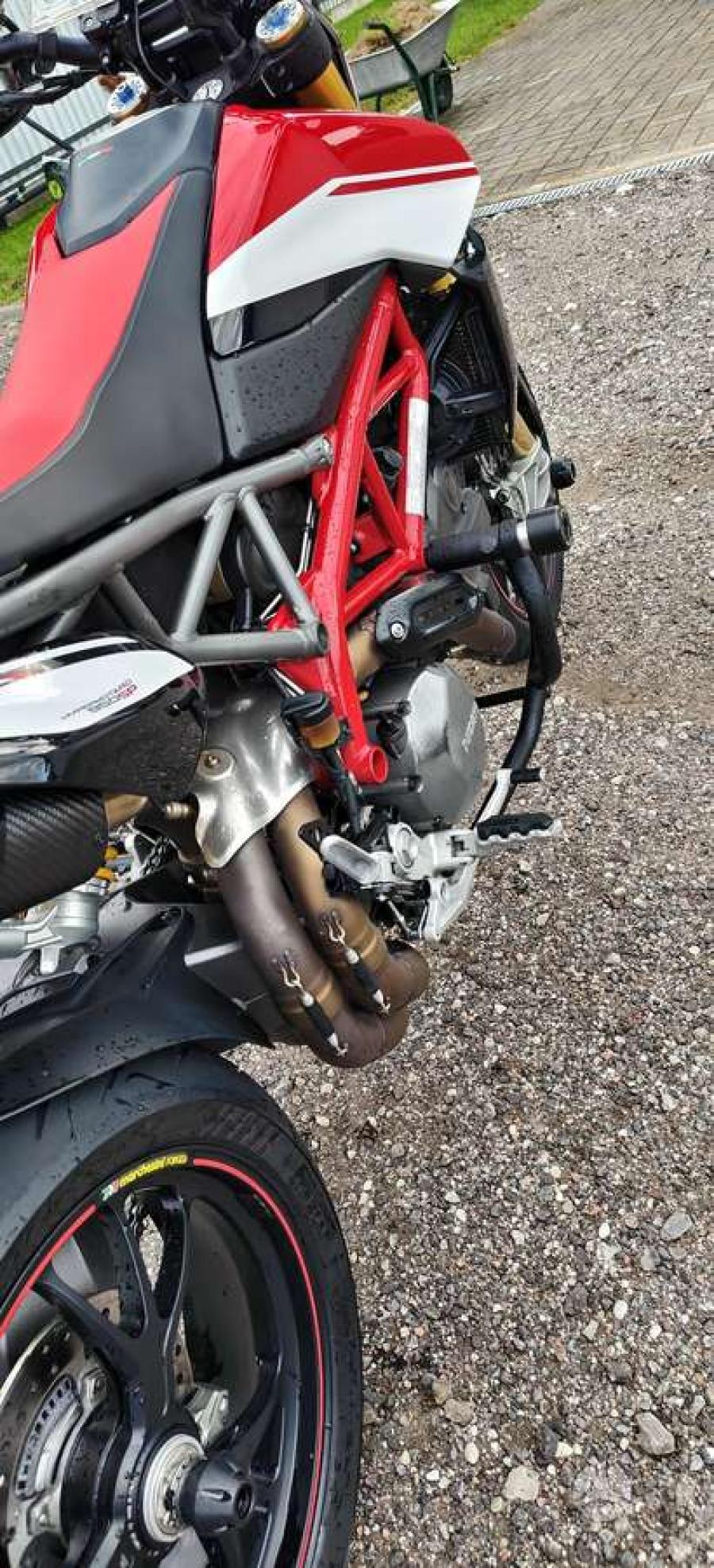 Red Ducati Hypermotard 2020 in Salcininkai, with an engine capacity of 0.94 L and mileage of 8 thousand km for 9600 €, photo 7 on AUTOMOTO.COM.LV