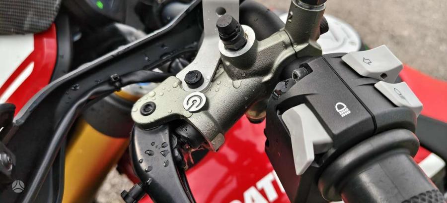 Red Ducati Hypermotard 2020 in Salcininkai, with an engine capacity of 0.94 L and mileage of 8 thousand km for 9600 €, photo 12 on AUTOMOTO.COM.LV
