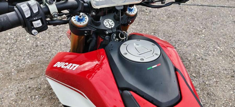 Red Ducati Hypermotard 2020 in Salcininkai, with an engine capacity of 0.94 L and mileage of 8 thousand km for 9600 €, photo 18 on AUTOMOTO.COM.LV